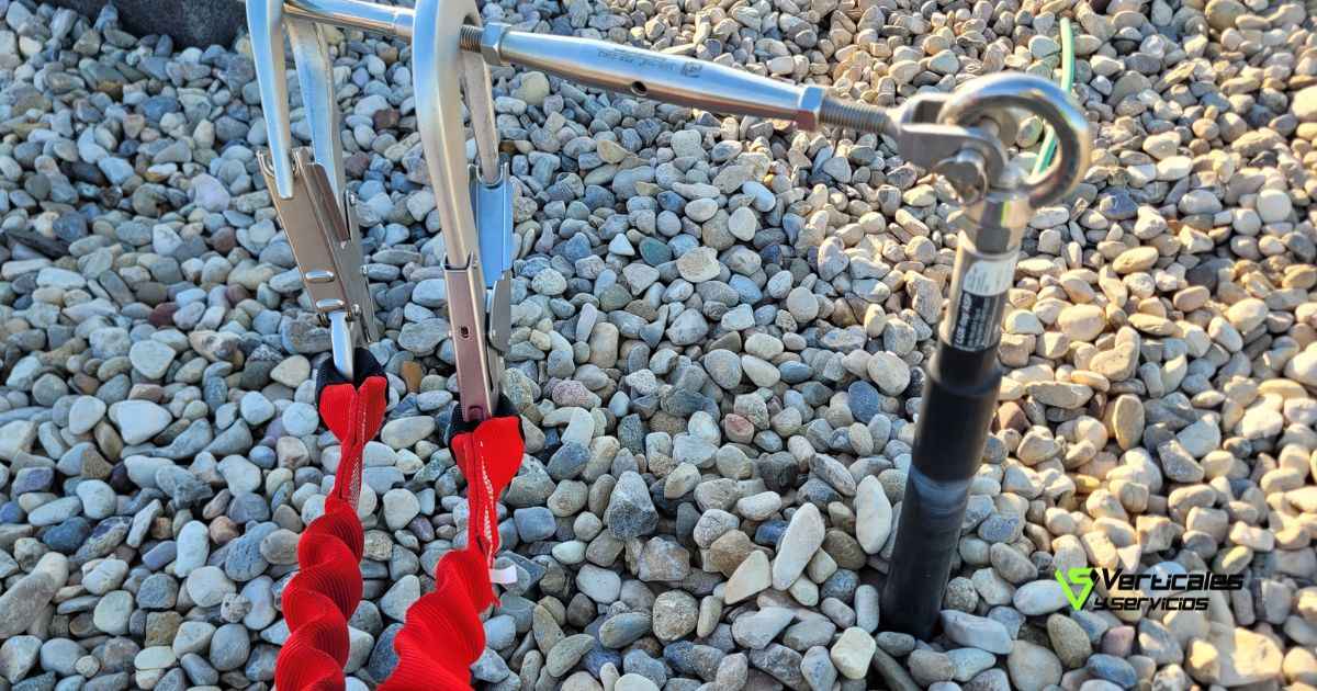 Líneas de vida horizontales para trabajos en altura | Tipos y normativa ...